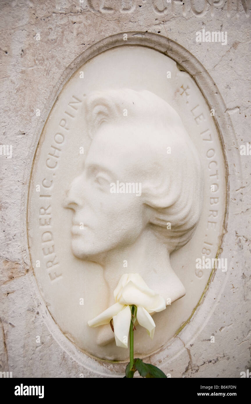 Das Grab von Frédéric Chopin im Friedhof Pere Lachaise in Paris ...
