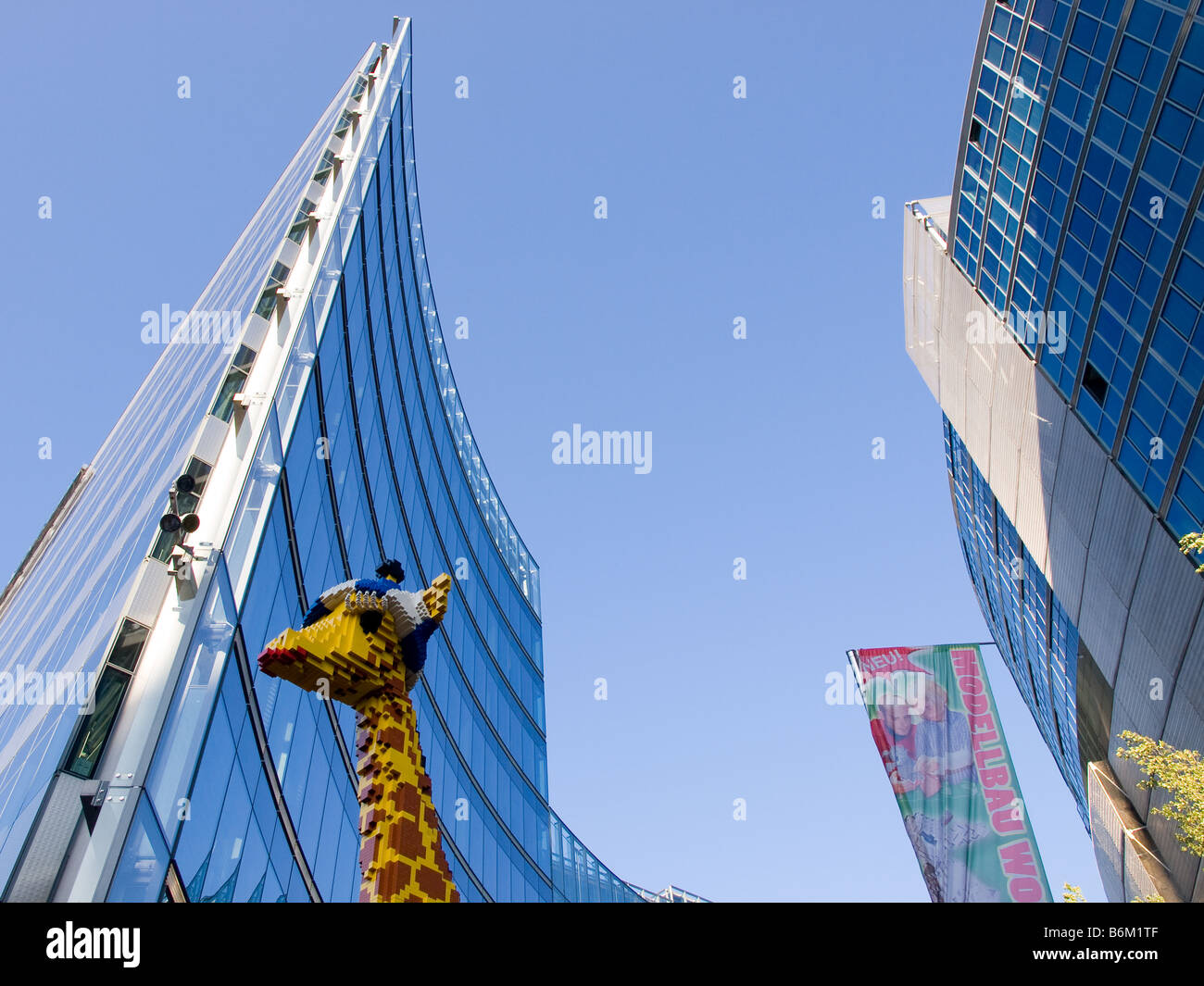 Großstadt, Legoland Giraffe am Potsdamer Platz in Berlin, Deutschland ...