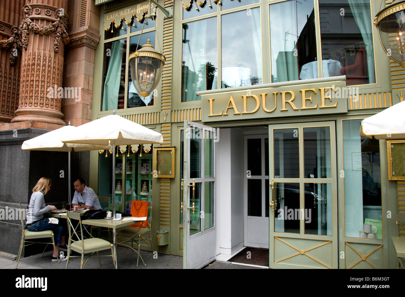Harrods cafe -Fotos und -Bildmaterial in hoher Auflösung – Alamy