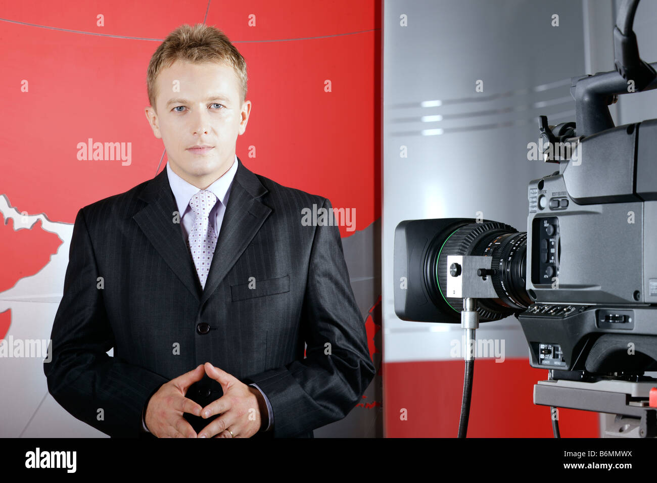 Live tv reporter -Fotos und -Bildmaterial in hoher Auflösung – Alamy