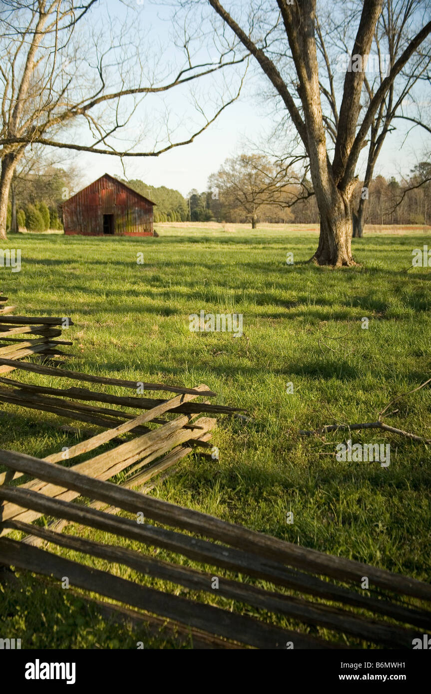 Rote Scheune in grüne Wiese hinter Split Zaun aus Holz Stockfotografie ...