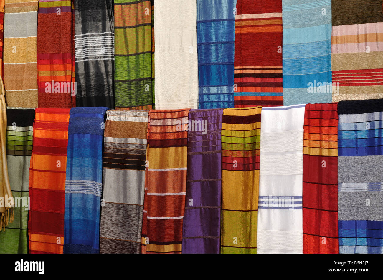 Colourful fabrics -Fotos und -Bildmaterial in hoher Auflösung – Alamy