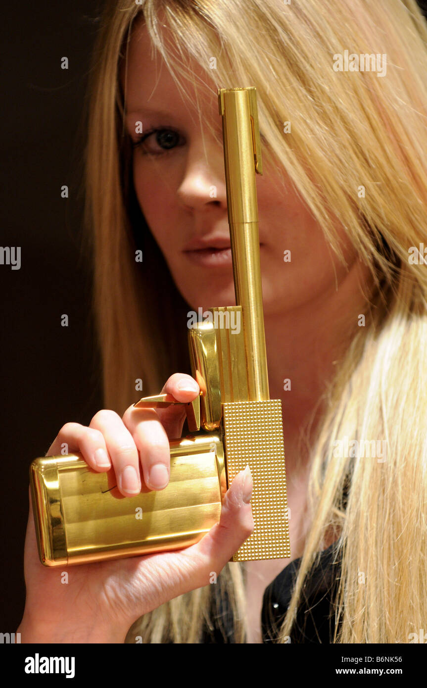 James Bond Gun Stockfotos und -bilder Kaufen - Alamy