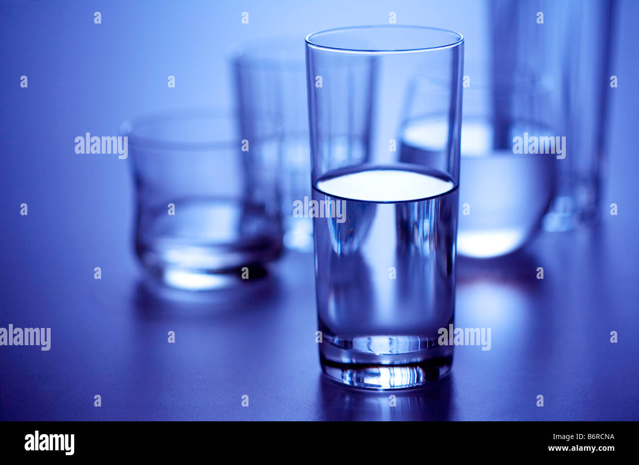 Wasserglas horizontal -Fotos und -Bildmaterial in hoher Auflösung – Alamy