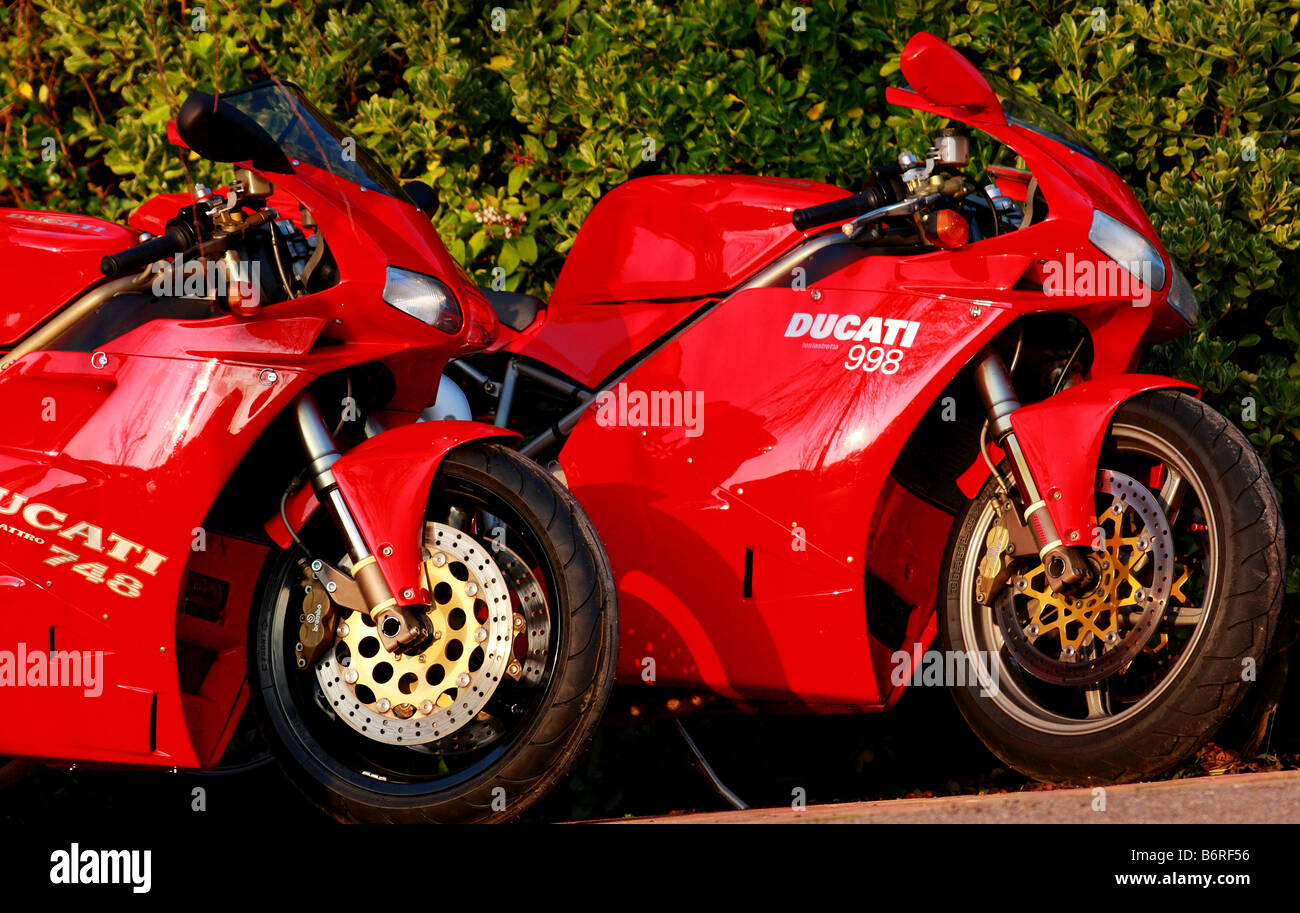 Ducati 748 red motorbike -Fotos und -Bildmaterial in hoher Auflösung ...