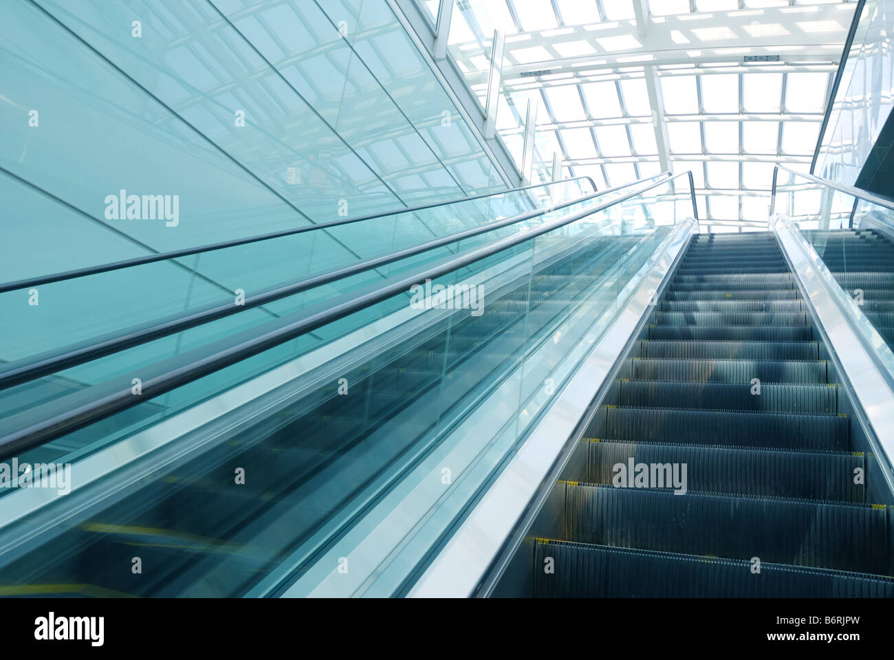 Rolltreppe und aufzug -Fotos und -Bildmaterial in hoher Auflösung – Alamy