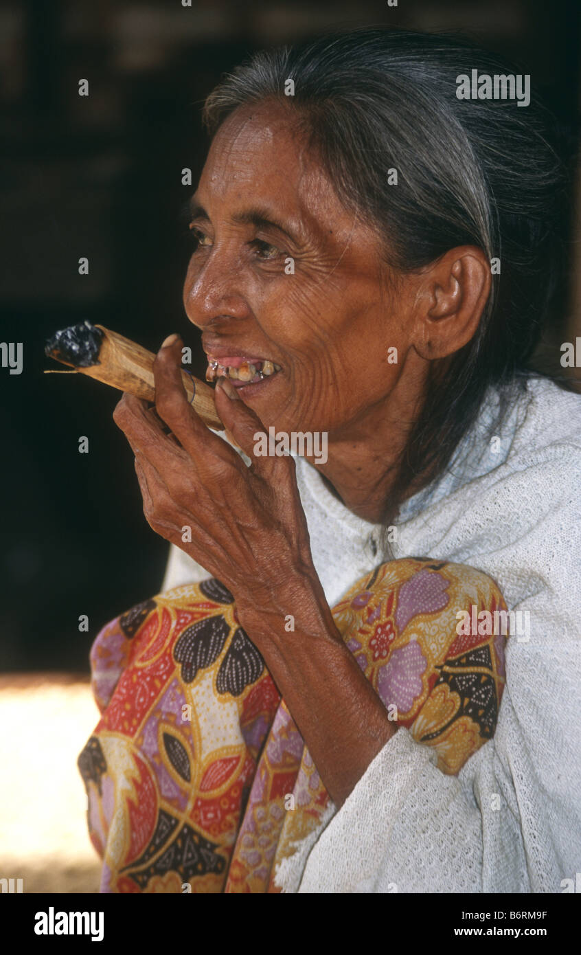 Alte frau raucht -Fotos und -Bildmaterial in hoher Auflösung – Alamy