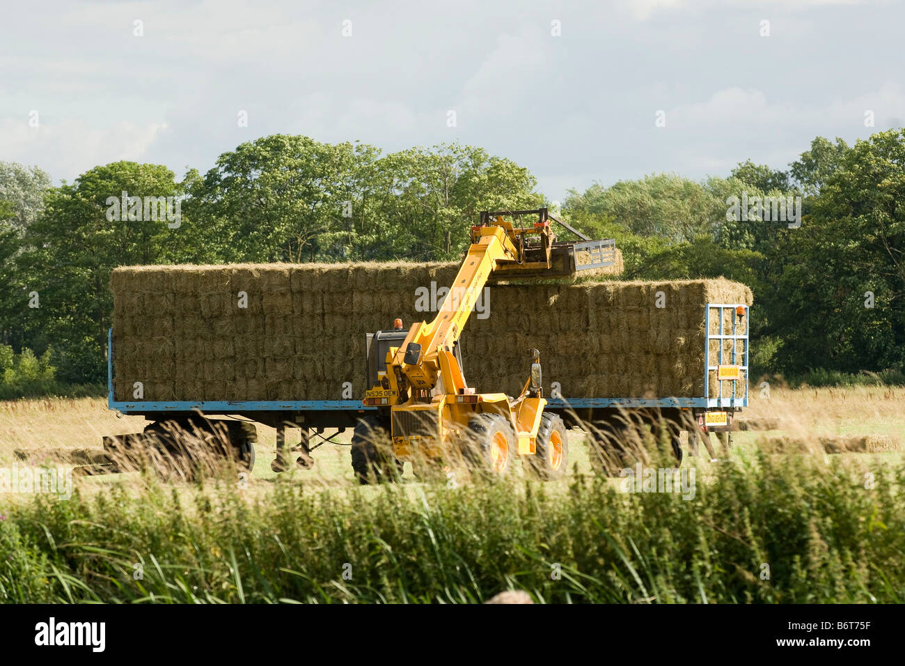 Traktor laden heuballen -Fotos und -Bildmaterial in hoher Auflösung – Alamy