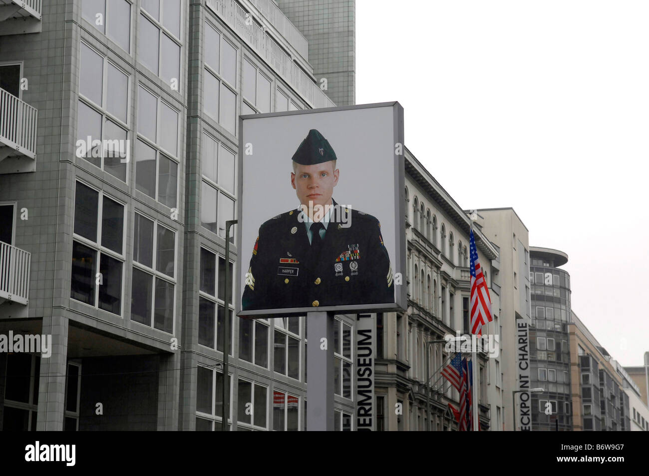 Checkpoint Charlie Berlin Porträt amerikanischer Soldat Foto Touristen ...