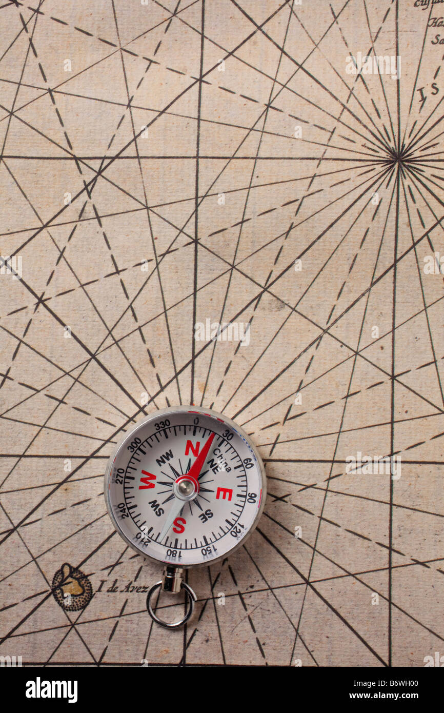 Kompass mit old maps -Fotos und -Bildmaterial in hoher Auflösung – Alamy