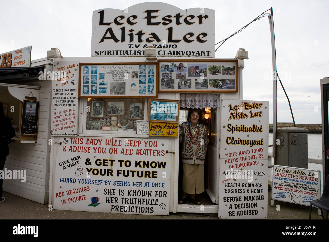 Lee Ester Alita Lee, Whitby Wahrsagerin vor ihrem Wohnwagen an Whitby ...