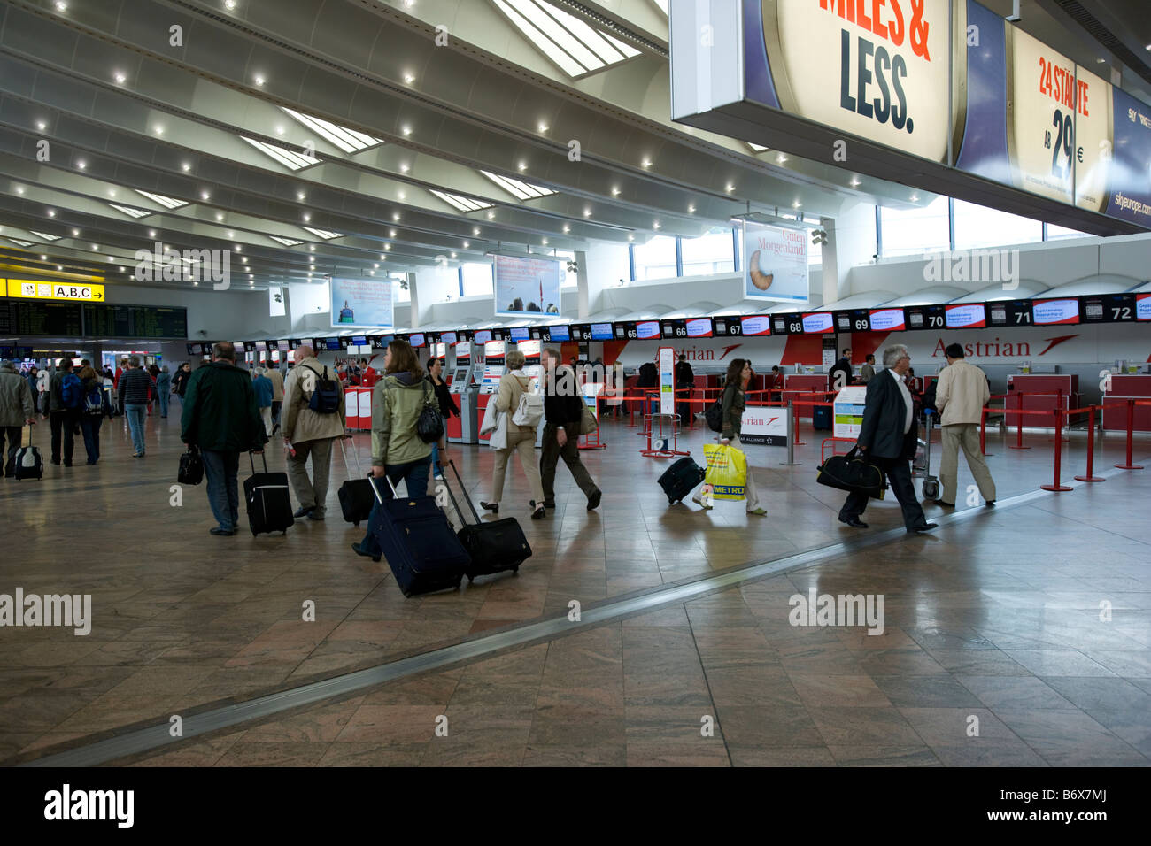 Österreich Wien Flughafen Check-in lounge Stockfotografie - Alamy