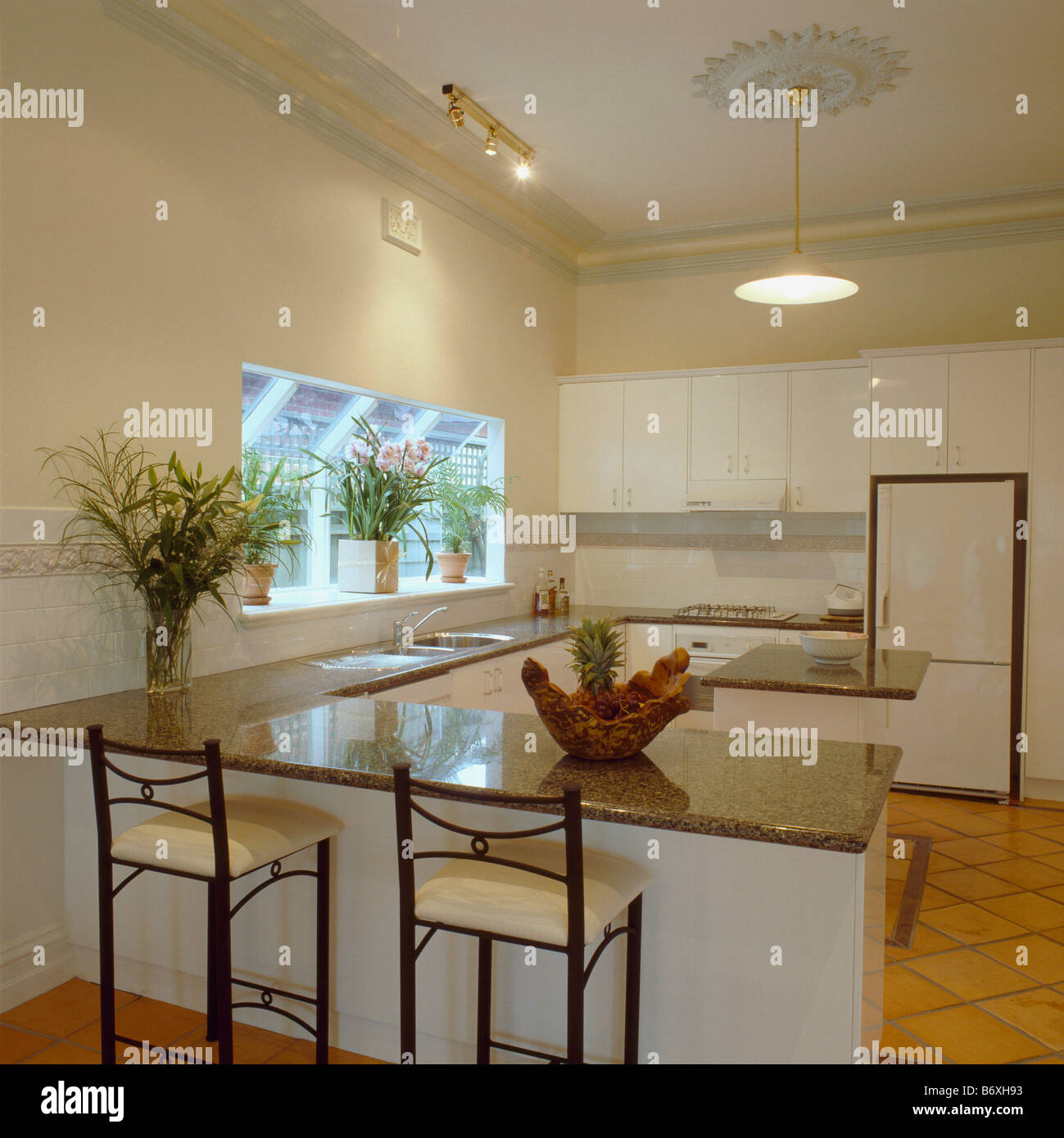 Hocker auf Halbinsel Frühstücksbar mit Granit-Arbeitsplatte in modernen ...