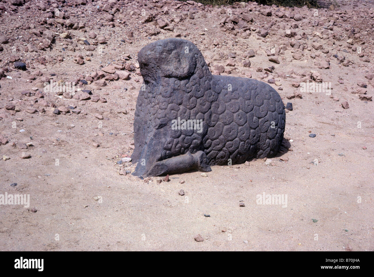 Steinstatue eines Widders am Standort von einem Tempel des Gottes Amun ...