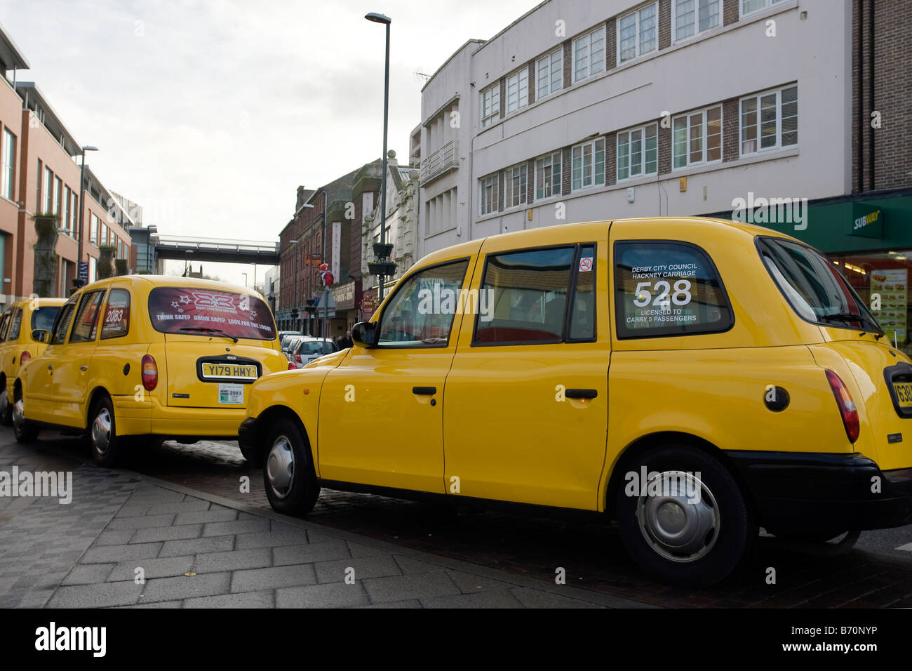 Yellow taxi cabs -Fotos und -Bildmaterial in hoher Auflösung – Alamy