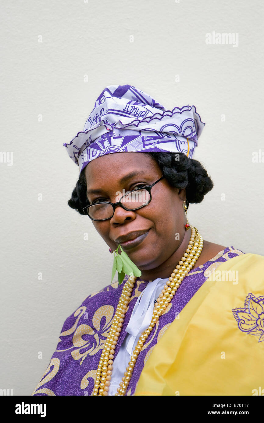 Suriname, Paramaribo. Kreolische Frauen in Kotomisi Kleid, kreolische ...