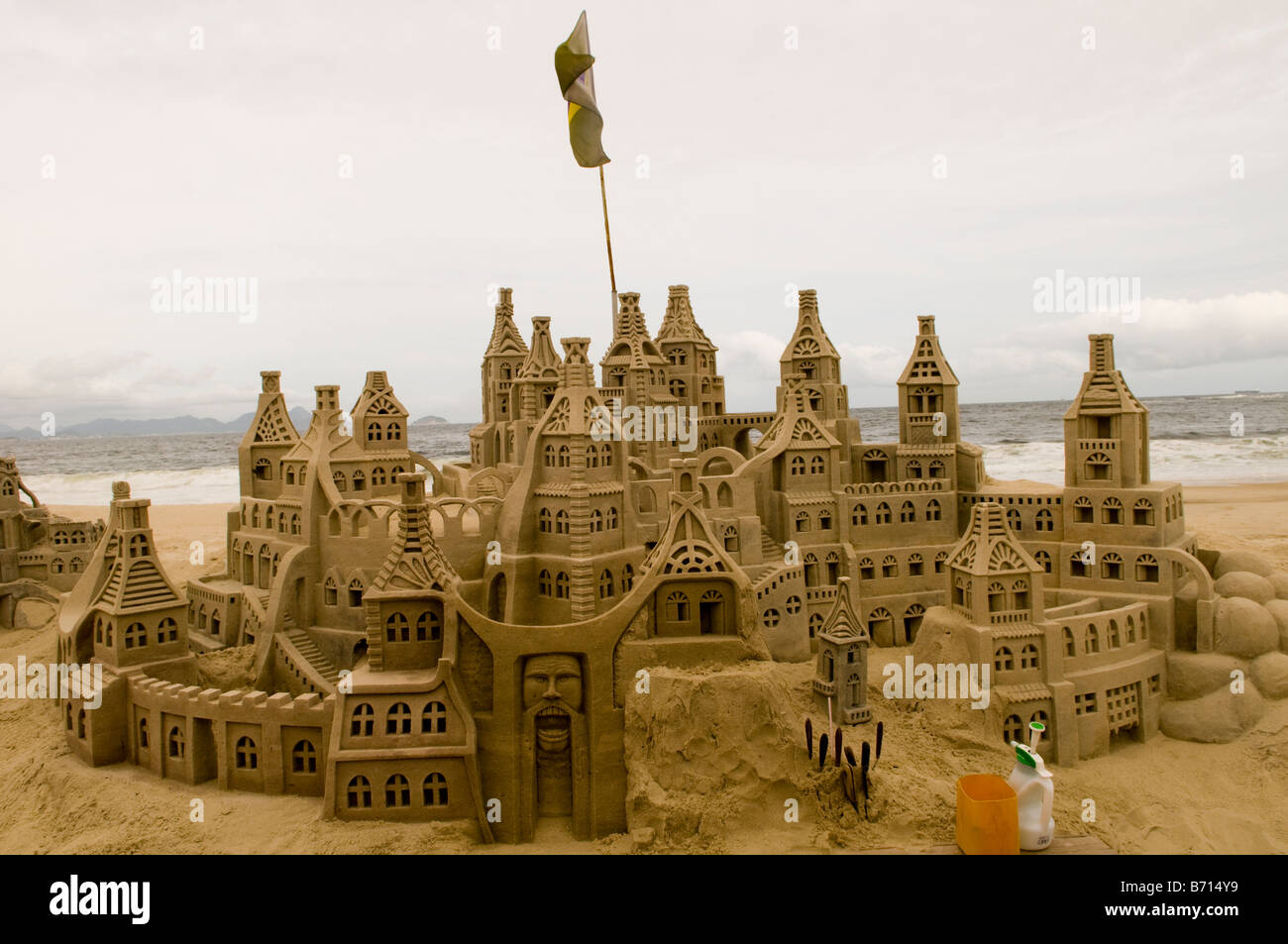 Sandburgen gebaut am schönen Strand der CopaCabana in Rio ...
