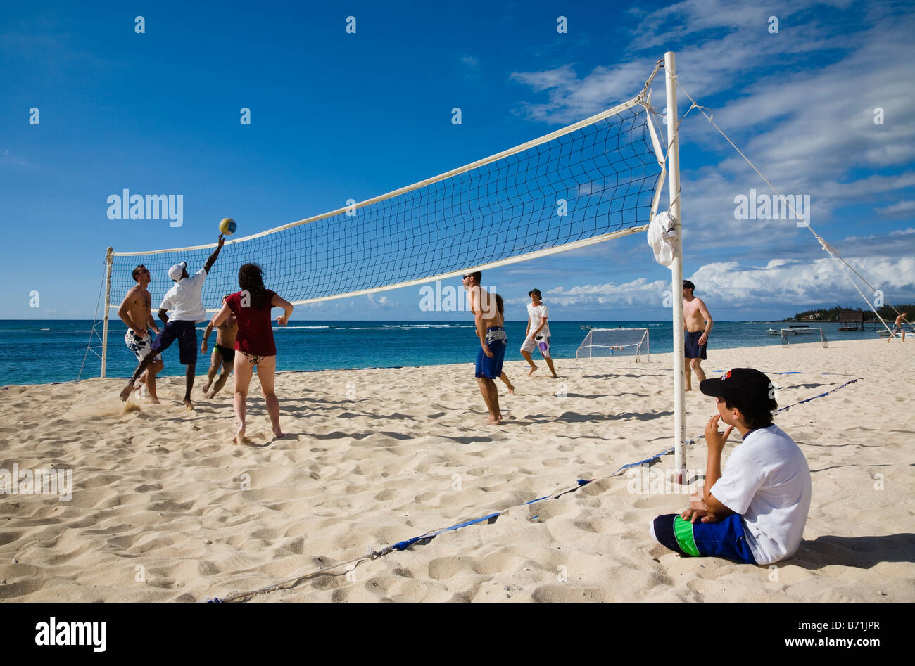 Beachvolleyball am Strand auf Mauritius mit dem Indischen Ozean im ...