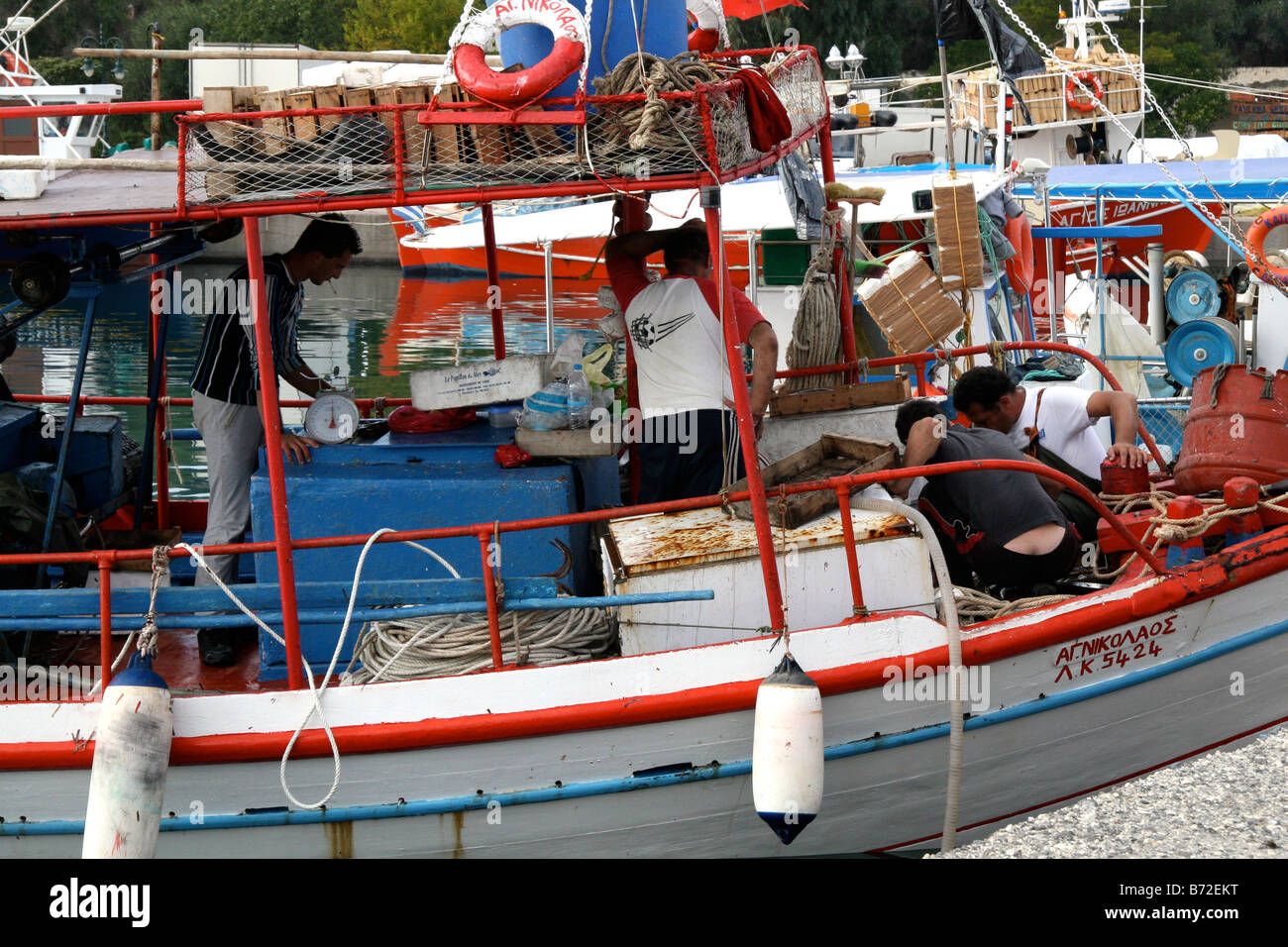Griechischer fischer sortieren fang -Fotos und -Bildmaterial in hoher ...