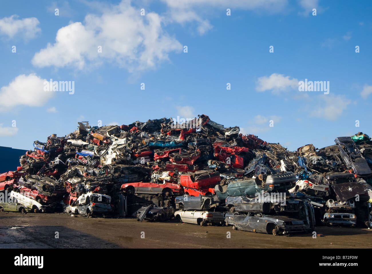 Haufen von zerkleinerten autos auf einem schrottplatz Stockfotos und ...