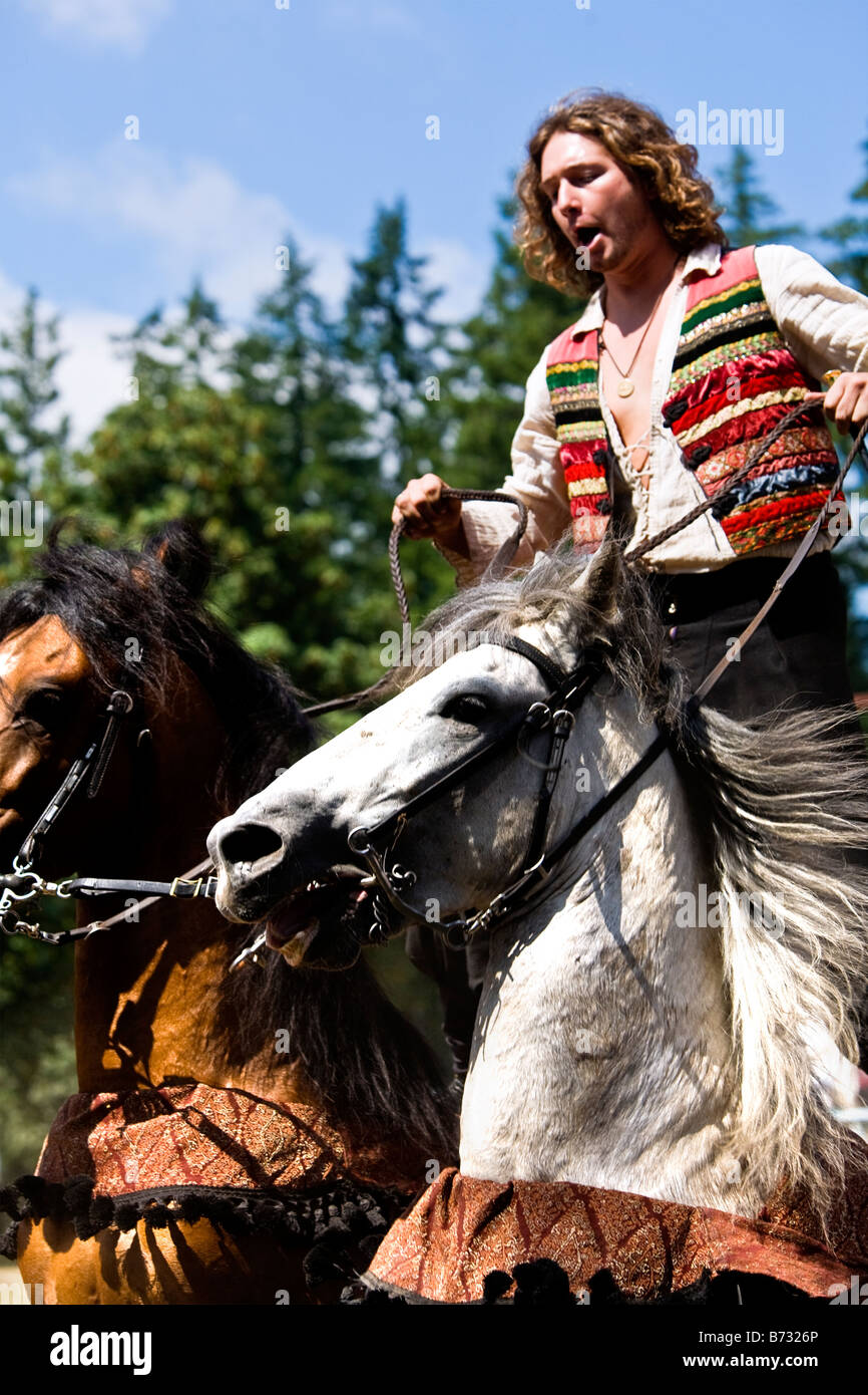 Bild von einem Zigeuner Mann zwei Reitpferde in der gleichen Zeit ...