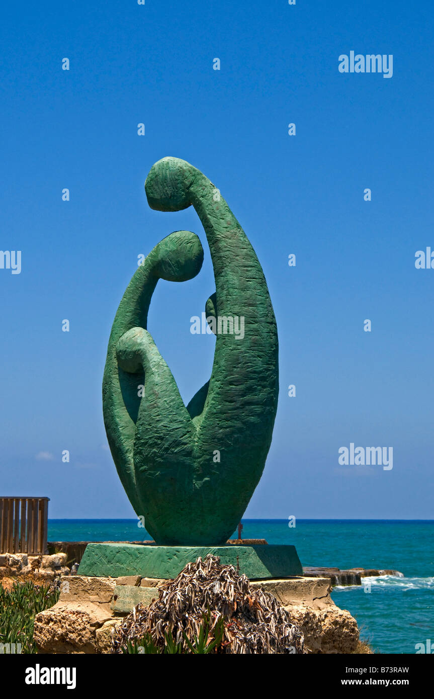 Moderne Metall-Skulptur von Mutter und Kind, Nationalpark Caesarea, Israel Stockfotografie - Alamy