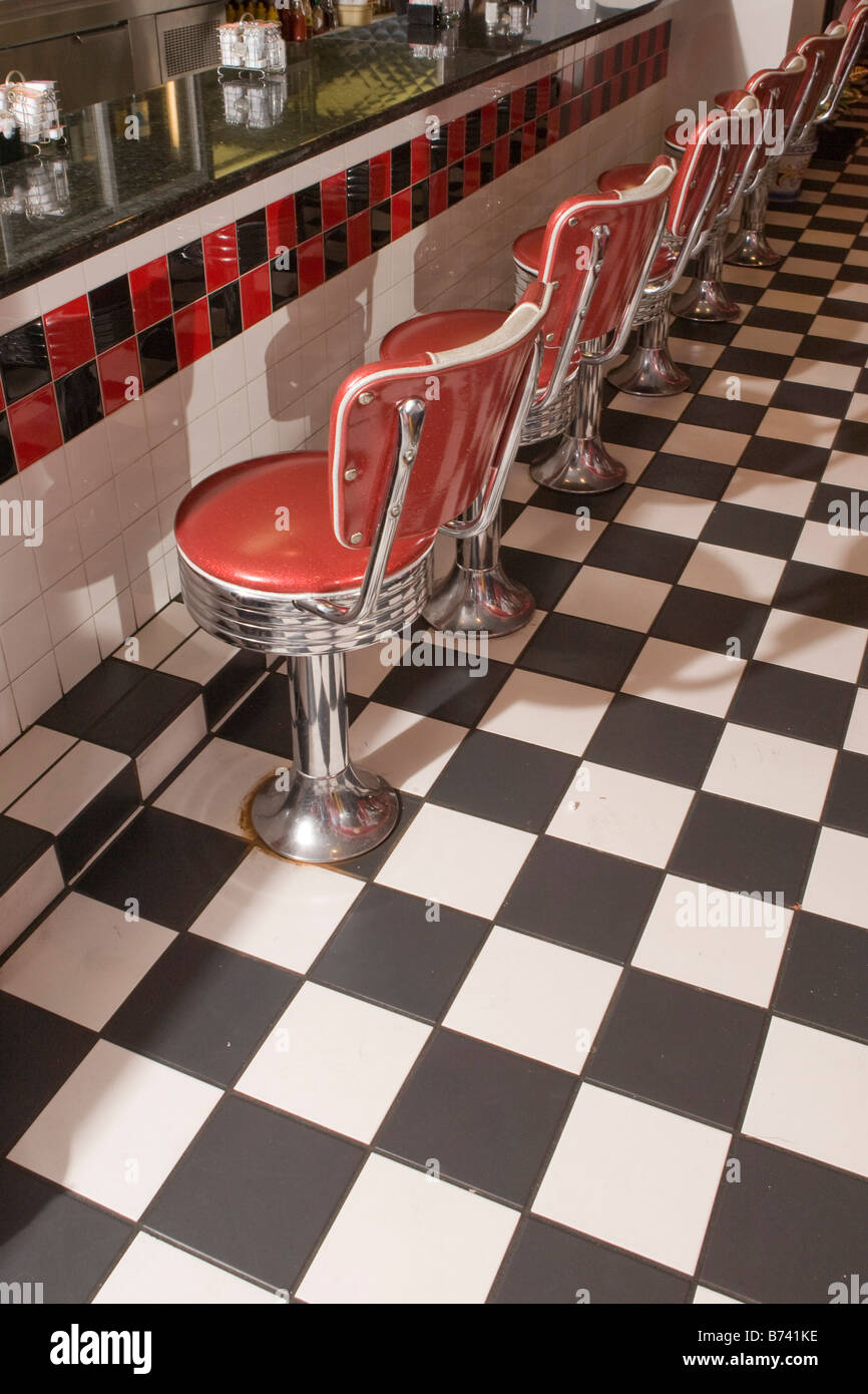 Erhöhte Ansicht der Reihe der 1950er-Jahre-Stil bar Hocker Stühle im ...