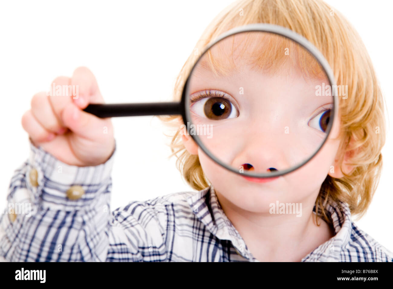 Kind junge drei Jahre alt mit Lupe Stockfotografie - Alamy
