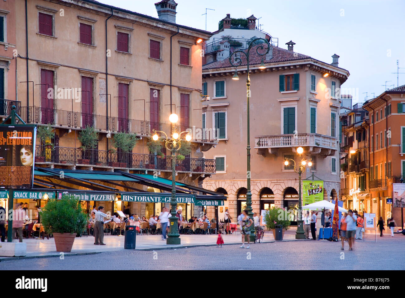 Restaurants, Piazza Bra, Verona, Veneto, Italien Stockfotografie - Alamy