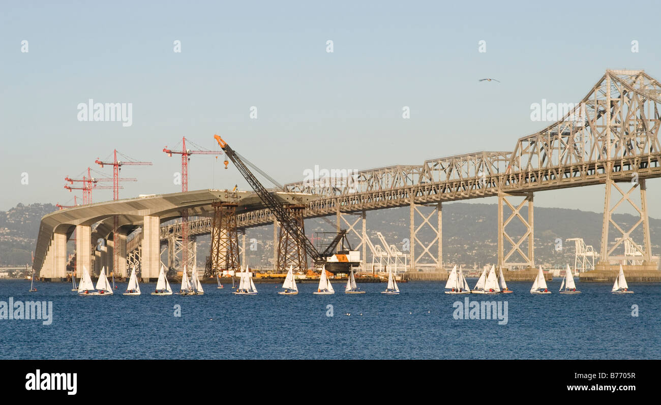 Segelboot-Regatta inmitten der Bau der neuen Oakland-Alameda-Bay-Bridge ...