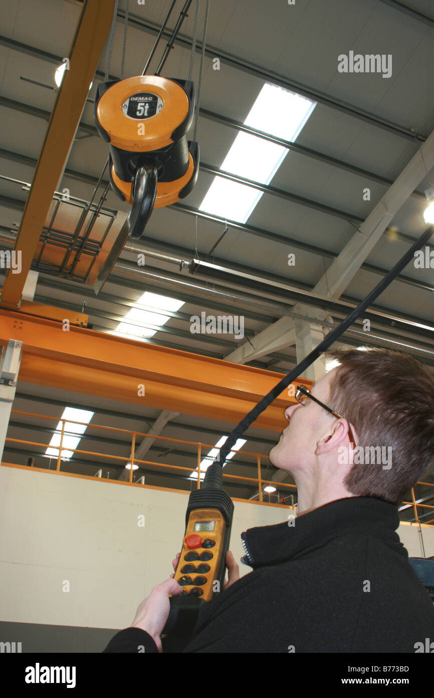 Mann Hallenkran in einer Fabrik in Betrieb Stockfotografie - Alamy