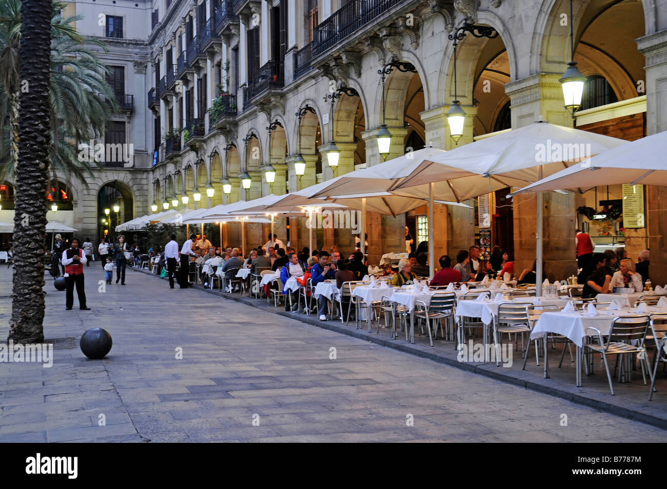 Placa Reial Square, Menschen, Palmen, Restaurant, Café im Freien, Dusk ...