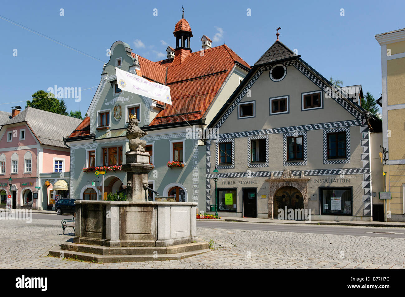 Löwenbrunnen auf dem Marktplatz vor dem Rathaus, Weyer Markt ...