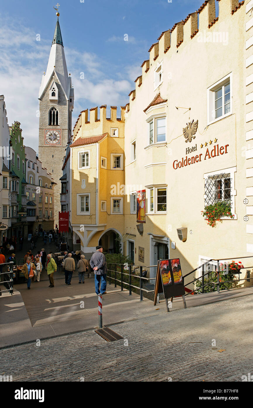 Historische Zentrum der Stadt mit dem Turm der Pfarrkirche St. Michael ...