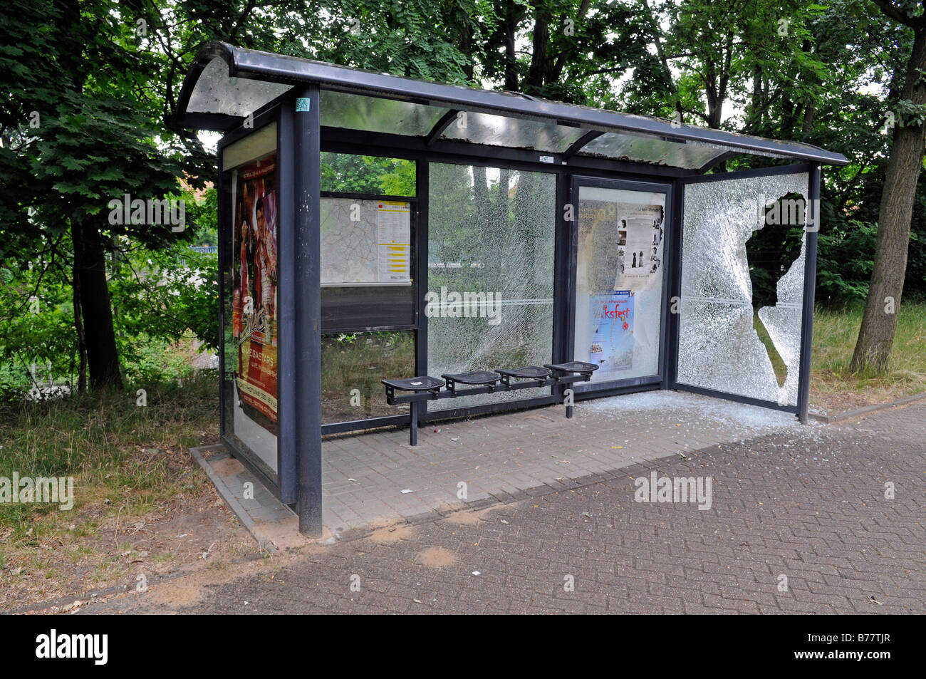 Vandalismus auf eine Bushaltestelle Stockfotografie - Alamy