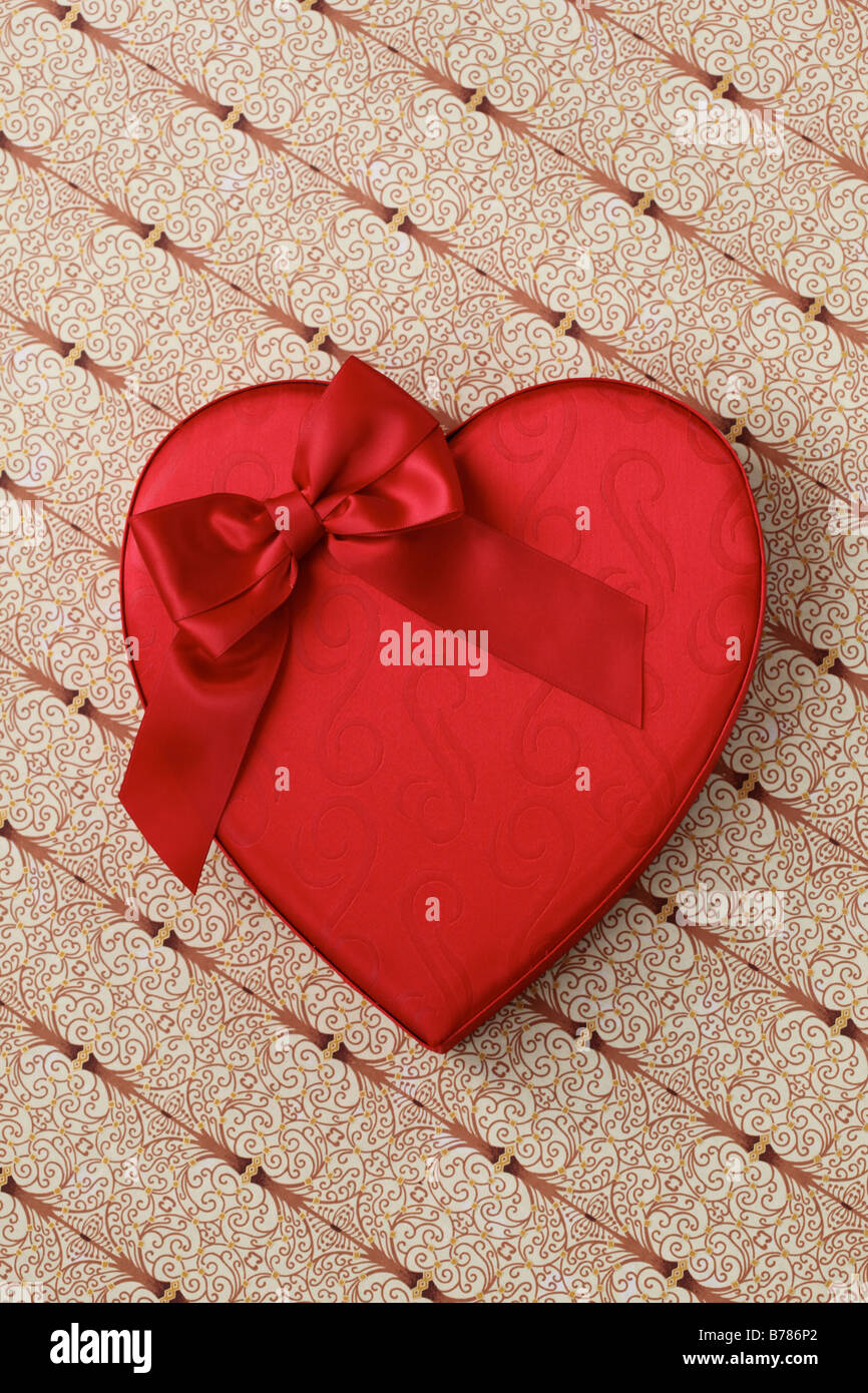 Valentine Candy Herzbox Mit Roter Schleife Stockfotografie Alamy valentine-candy-herzbox-mit-roter-schleife-stockfotografie-alamy