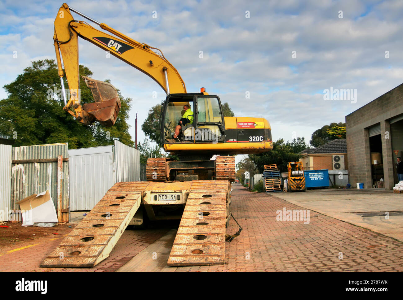 Lkw auflieger bagger -Fotos und -Bildmaterial in hoher Auflösung – Alamy
