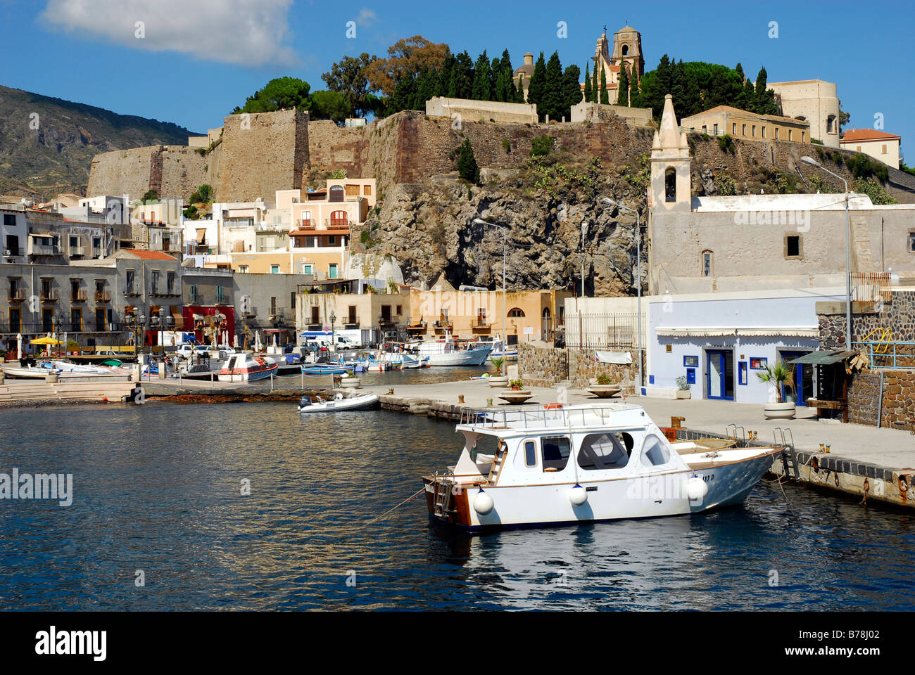 Hafen Marina Corta und den Burgberg in der Stadt Lipari auf der Insel ...