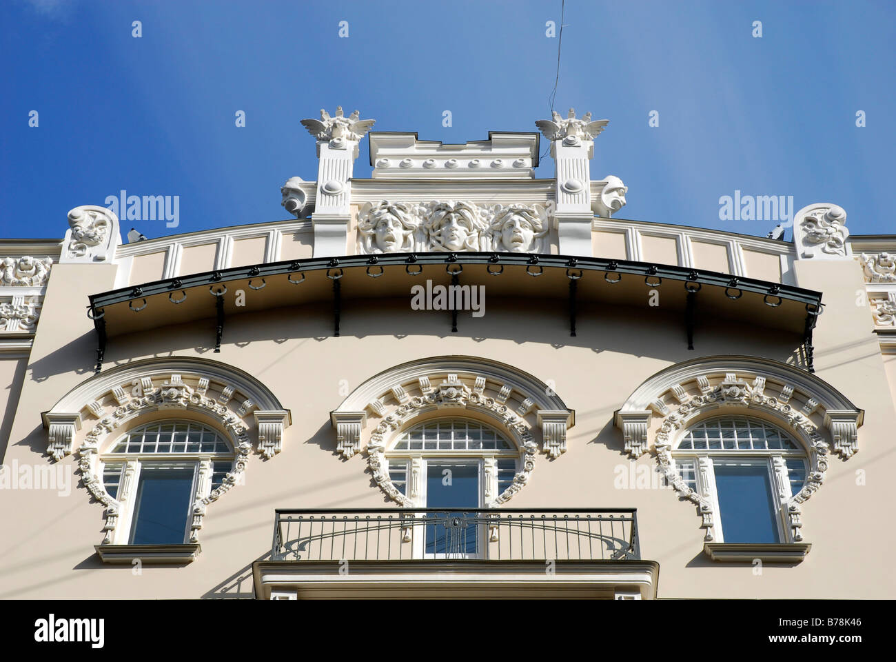 Jugendstil-Fassade mit runden Fenster in Alberta Iela Straße, Riga ...
