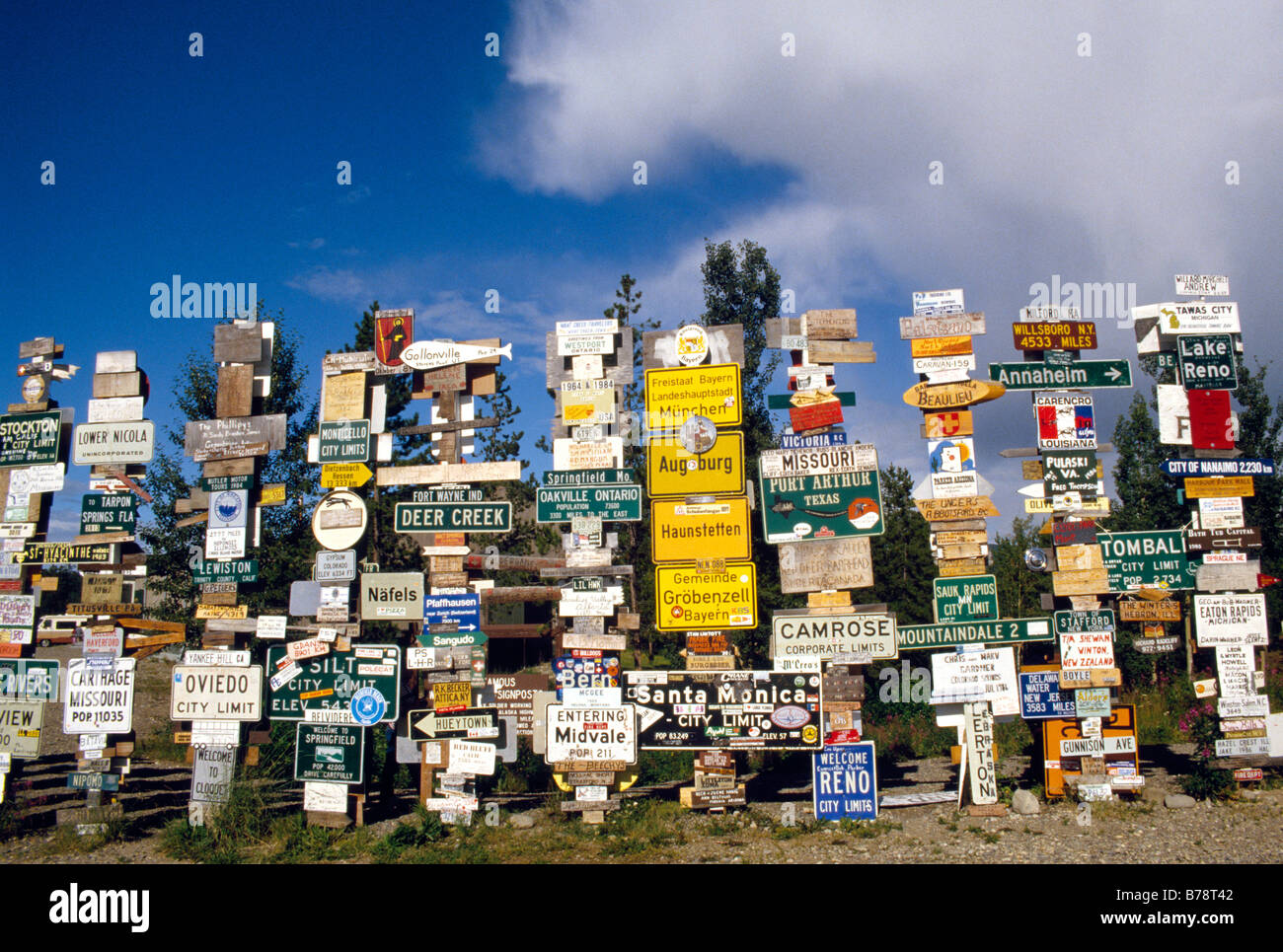 Watson lake sign post forest -Fotos und -Bildmaterial in hoher ...