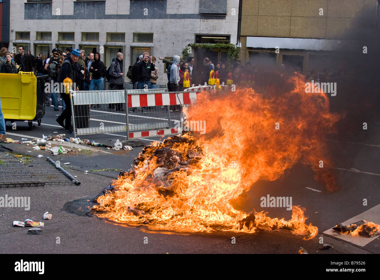 Riot demonstration germany -Fotos und -Bildmaterial in hoher Auflösung ...