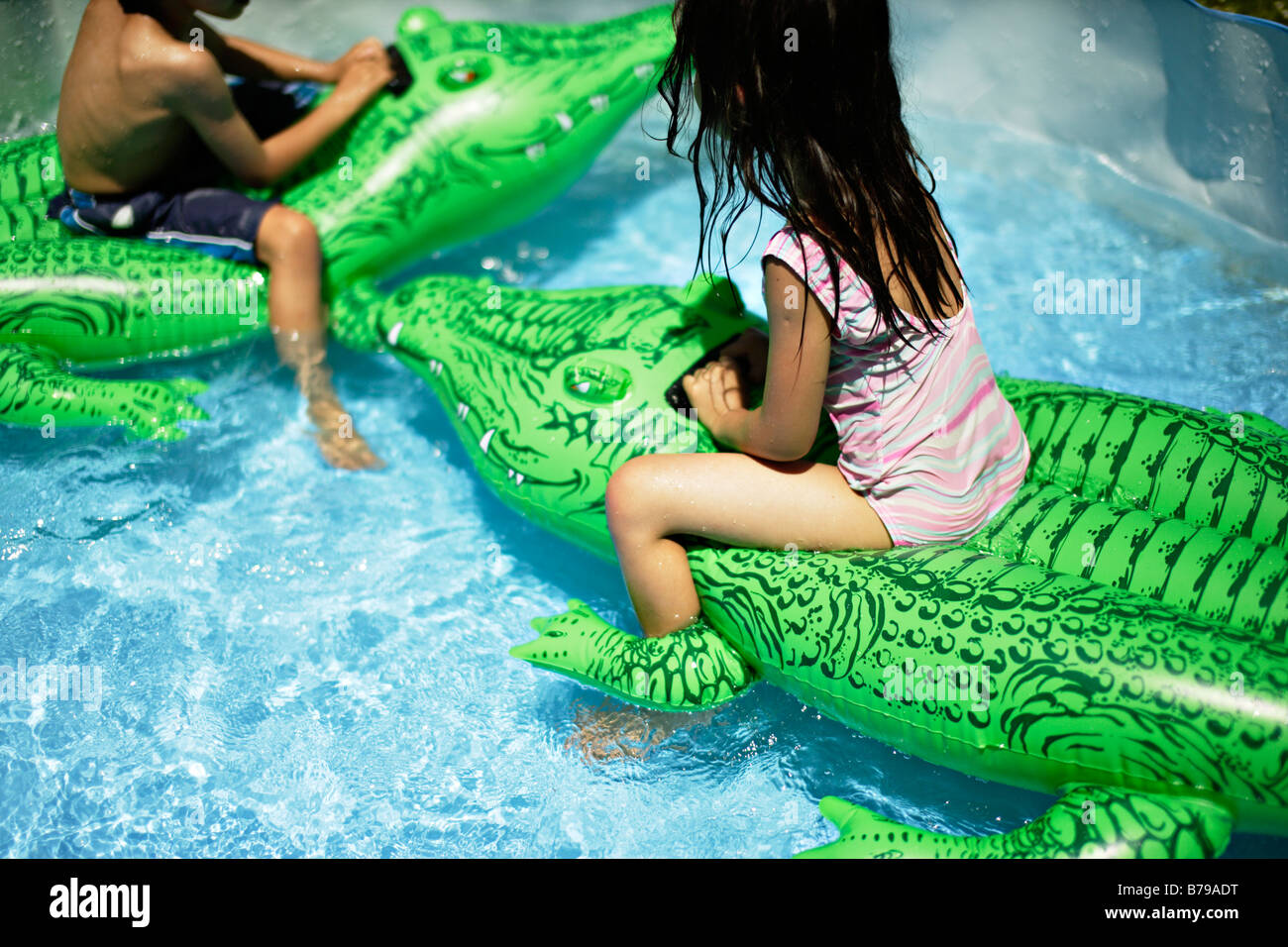 Girl Inflatable Crocodile Stockfotos und -bilder Kaufen - Alamy