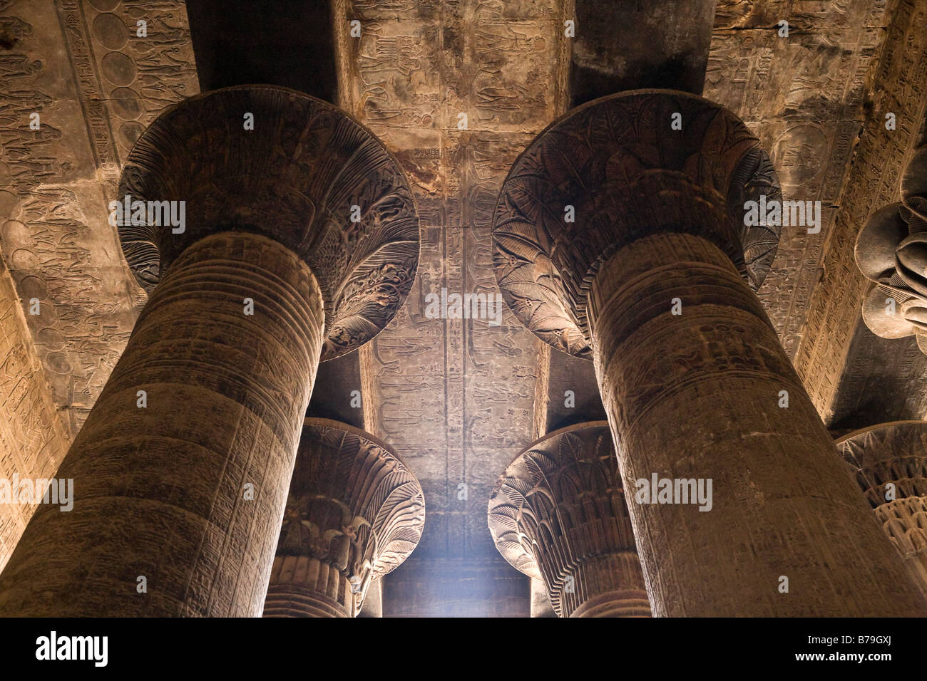 Nach oben an der Decke durch die Spalten in der Säulenhalle im Tempel ...