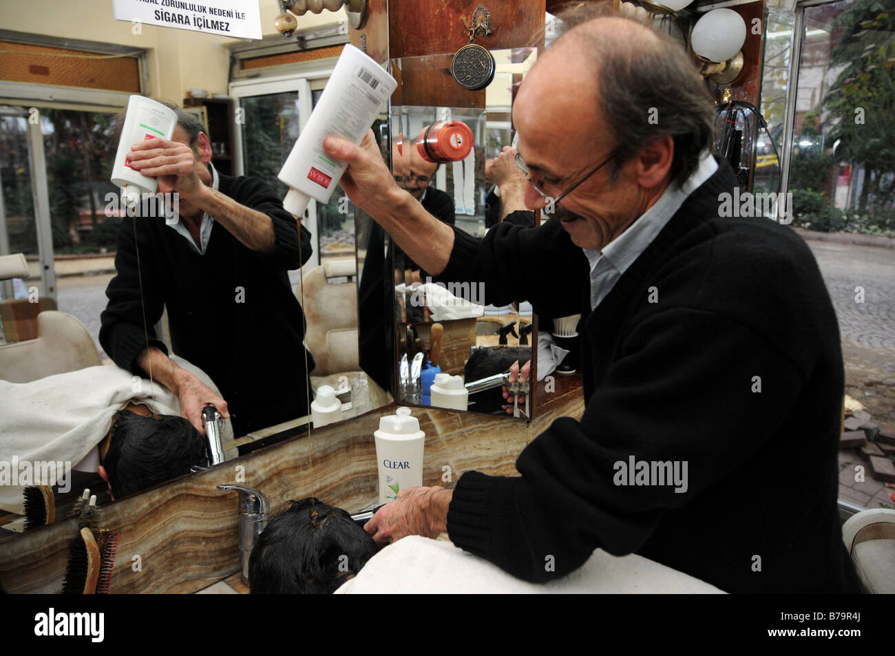 Traditional turkish barber shop -Fotos und -Bildmaterial in hoher ...