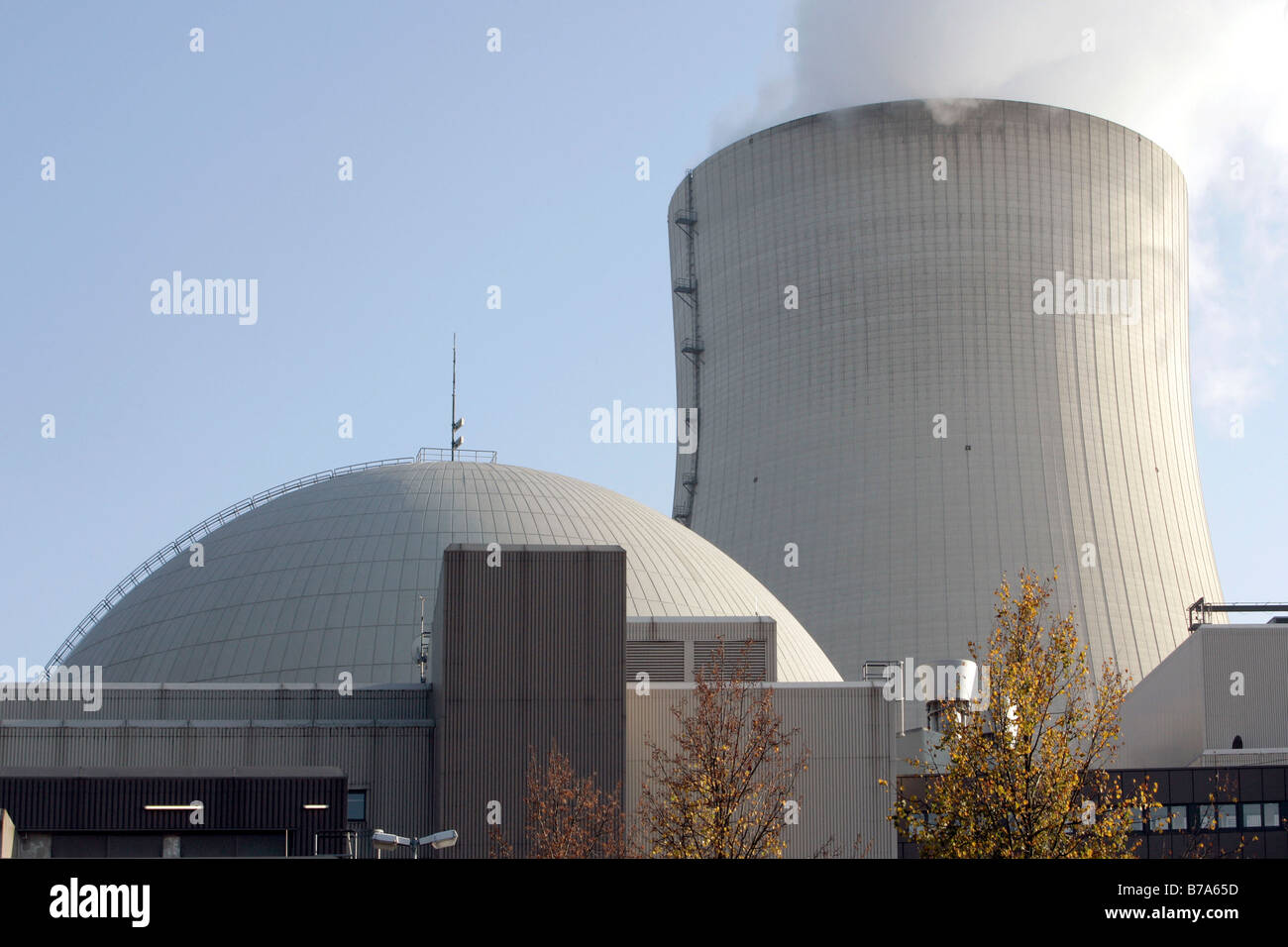 Nuclear reactor cooling tower -Fotos und -Bildmaterial in hoher ...