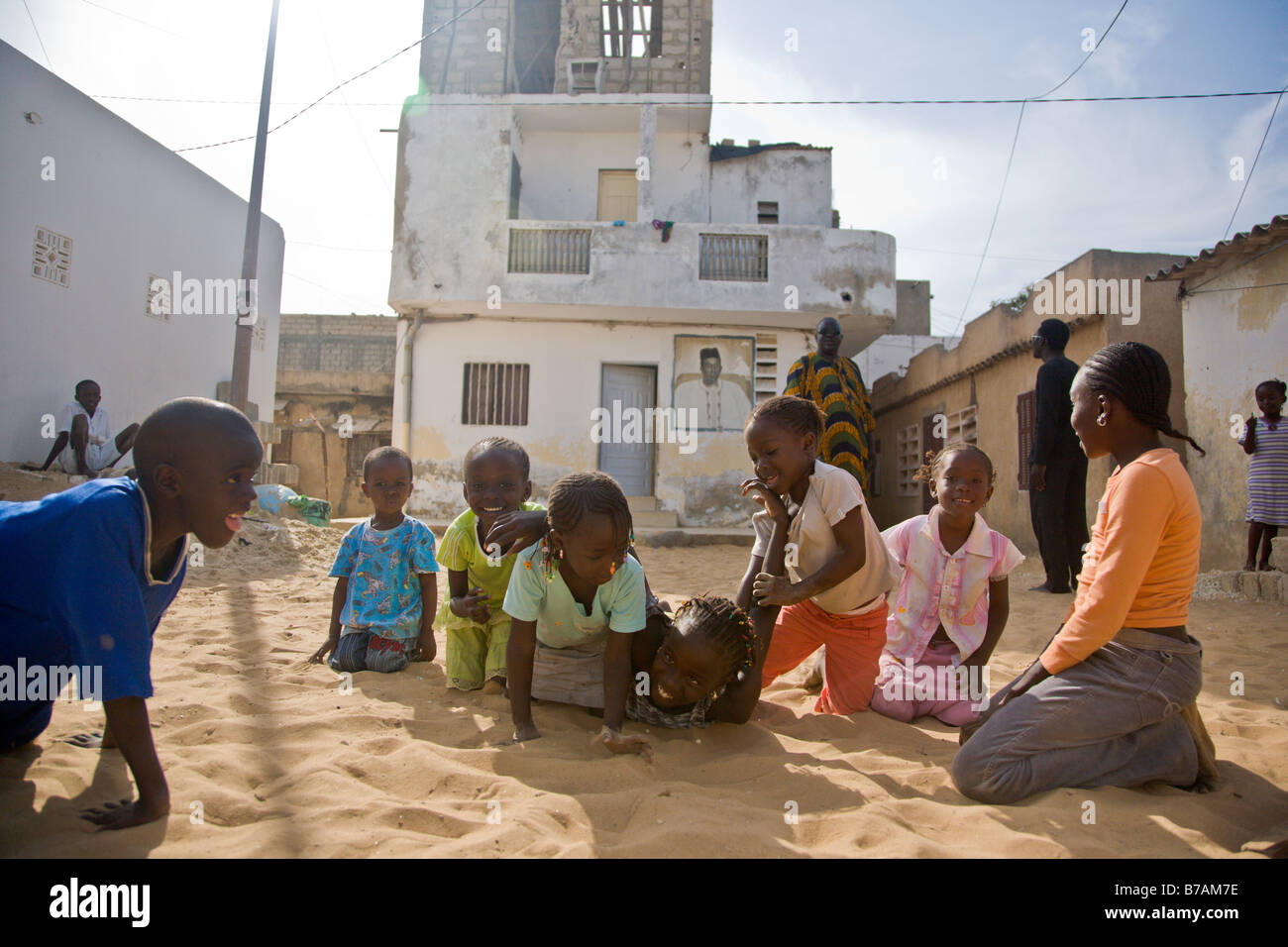 Kinder lachen, Lächeln und spielen in der Fischerei Dorf Yoff, 30 ...