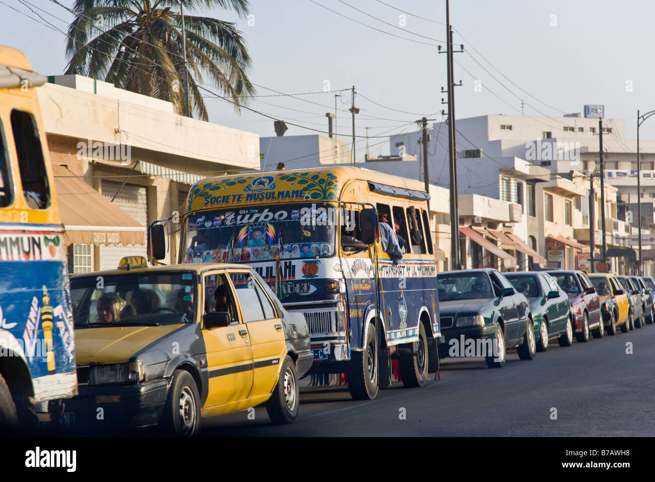Bunt bemalten Bus durchstreifen die Straßen von Dakar, Senegal ...