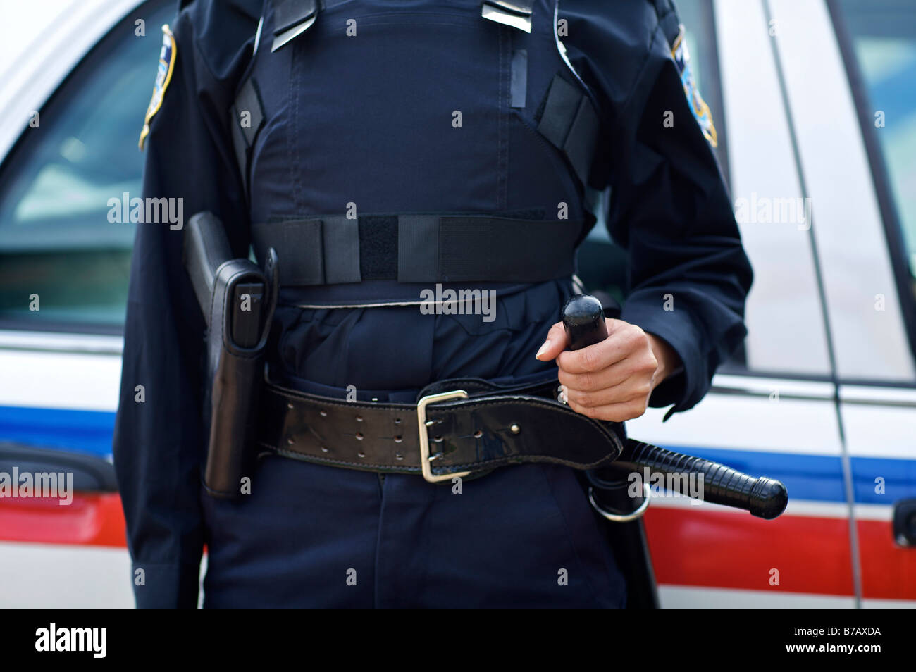 Nahaufnahme der Polizist die Waffe und Night Stick Stockfotografie - Alamy