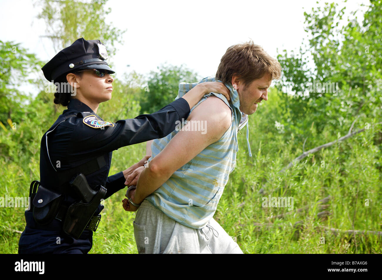 Policewoman arresting man -Fotos und -Bildmaterial in hoher Auflösung ...
