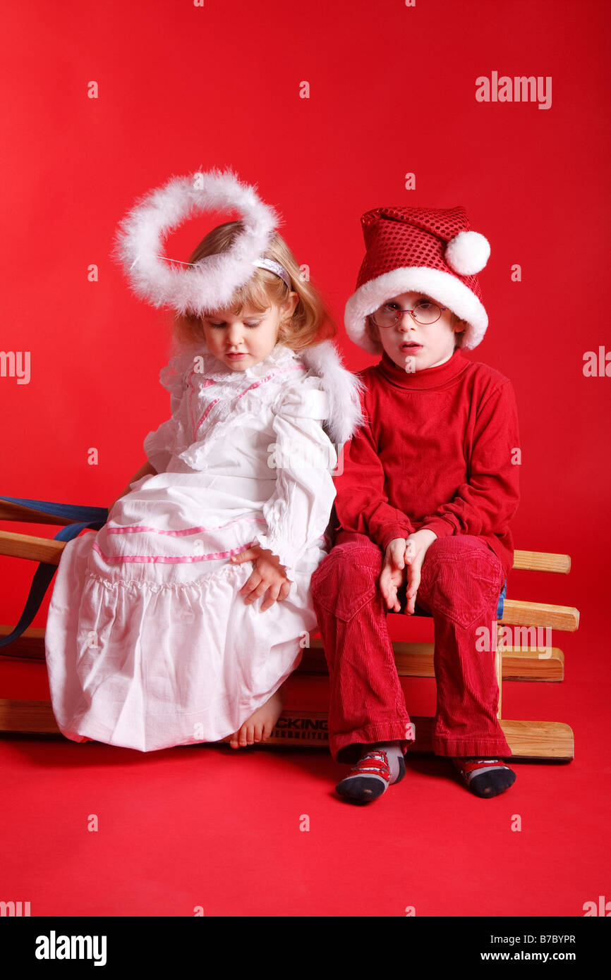 Red santa claus sitzen schlitten kind -Fotos und -Bildmaterial in hoher ...